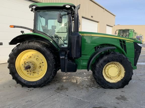 Tractor Zoom - 2012 John Deere 8260R