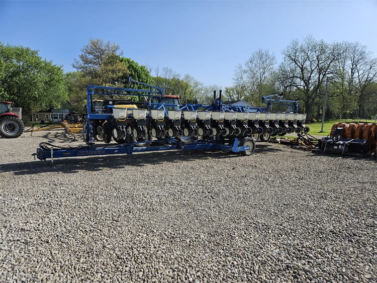 SOLD - 2014 Kinze 3600 Planting Planters | Tractor Zoom