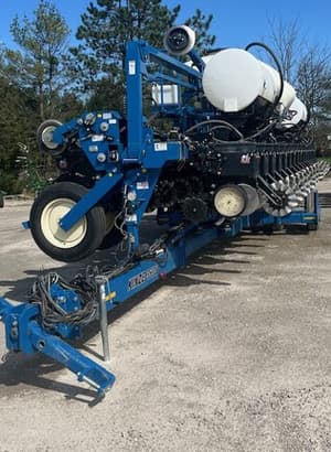 SOLD - 2014 Kinze 3600 Stock No. AP002534 Planting with 32 Rows ...