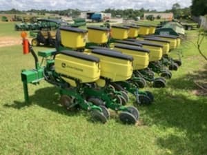 SOLD - 2015 John Deere 1705 Twin Row Stock No. 111364 Planting with 6 ...