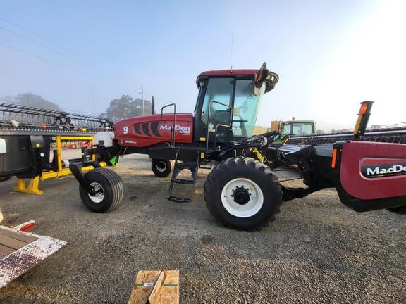 Tractor Zoom - 2015 MacDon M155