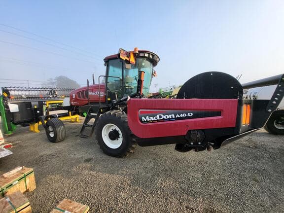 Tractor Zoom - 2015 MacDon M155