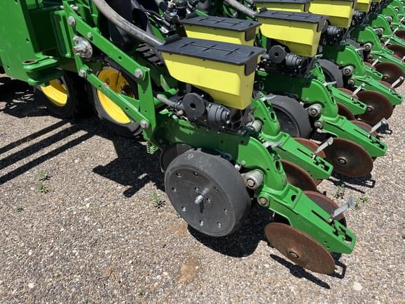 2016 John Deere DB60 Planting Planters for Sale | Tractor Zoom