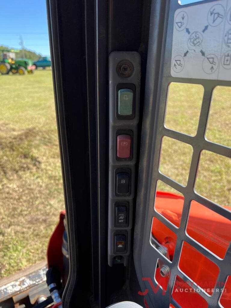 Tractor Zoom - 2016 Kubota SSV65