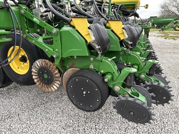 2017 John Deere DB60 Planting Planters for Sale | Tractor Zoom