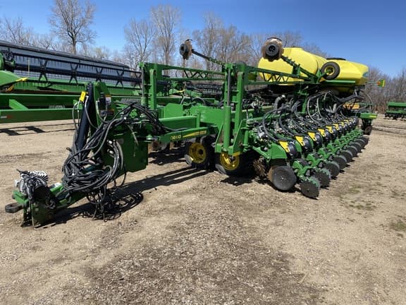 SOLD - 2017 John Deere DB60 Planting Planters | Tractor Zoom