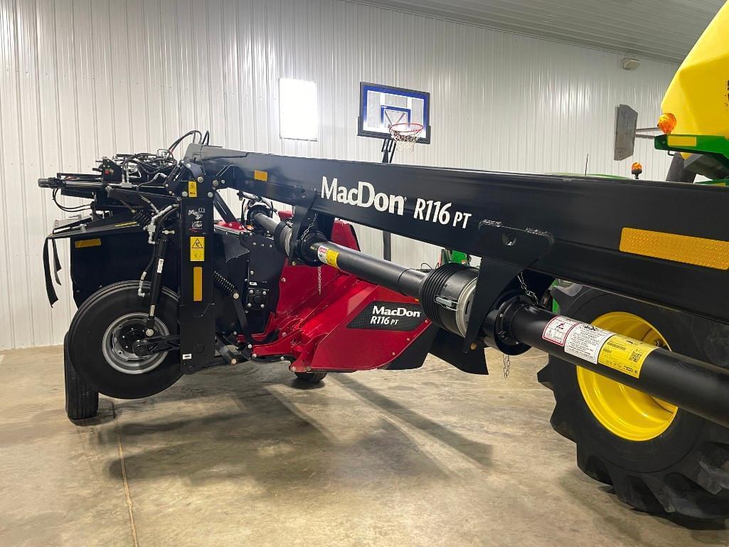 Tractor Zoom - 2017 MacDon R116PT