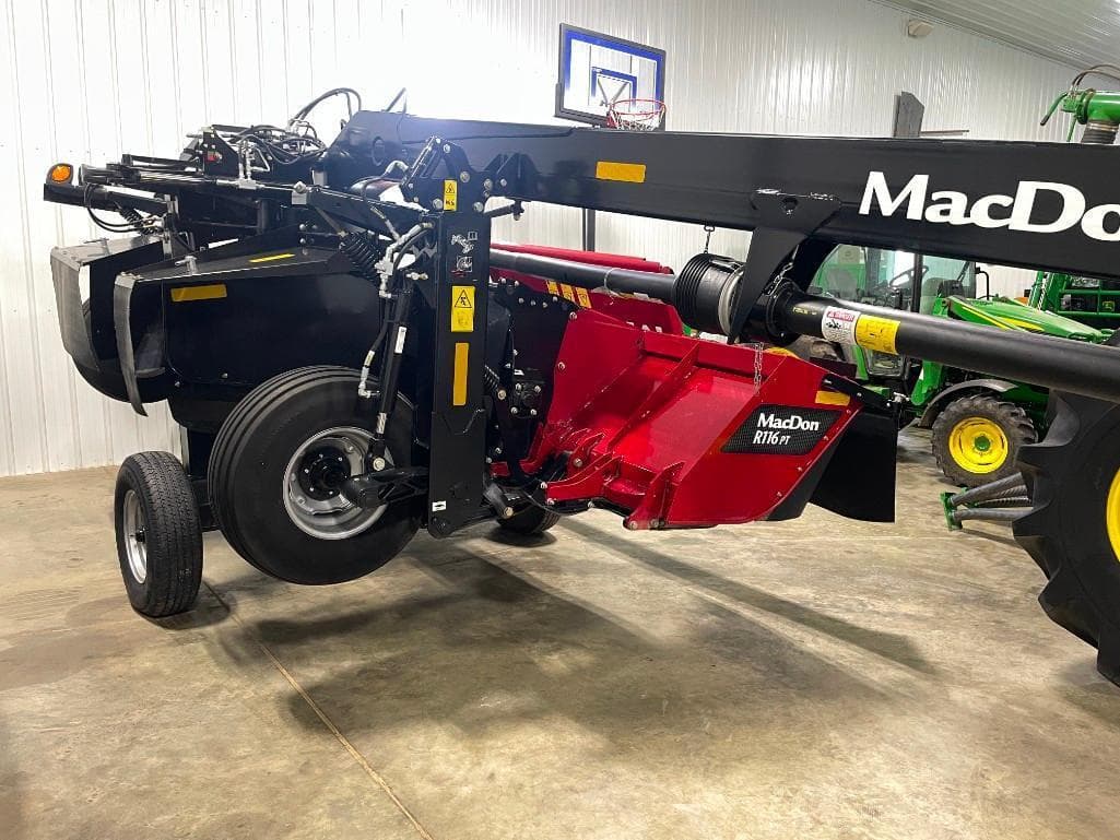 Tractor Zoom - 2017 MacDon R116PT