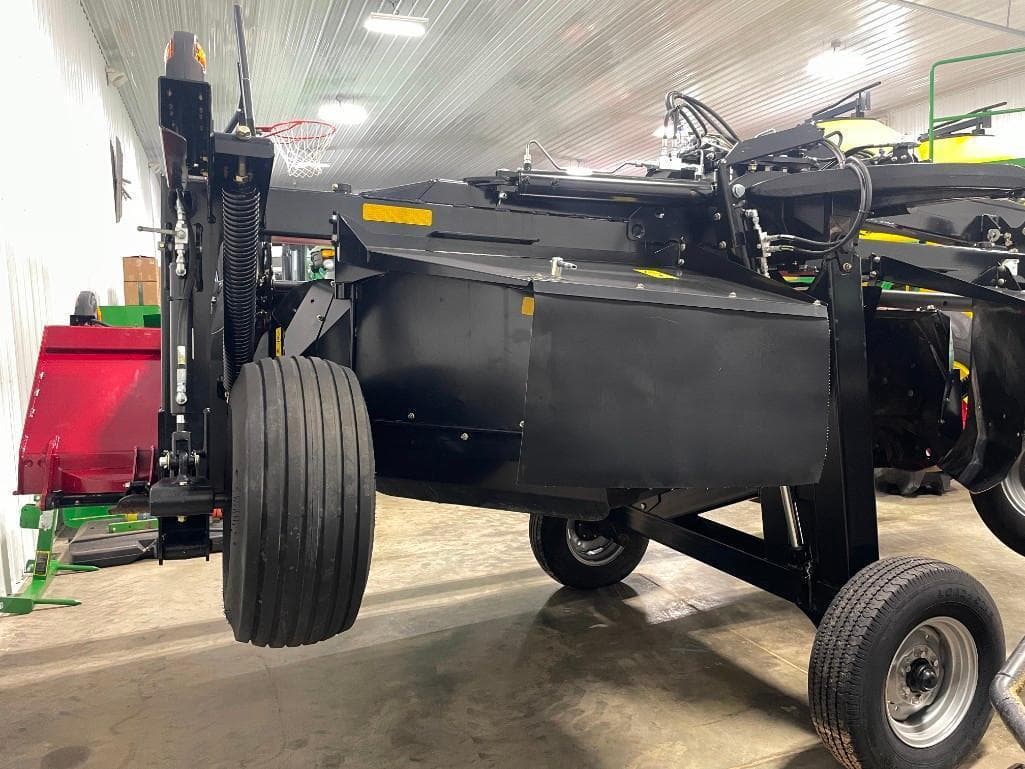 Tractor Zoom - 2017 MacDon R116PT