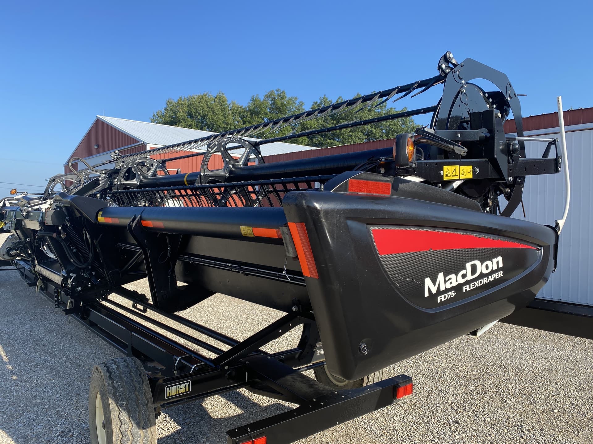 Tractor Zoom - 2018 MacDon FD75