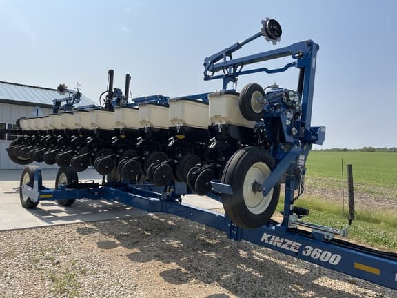 SOLD - 2020 Kinze 3600 Planting Planters | Tractor Zoom