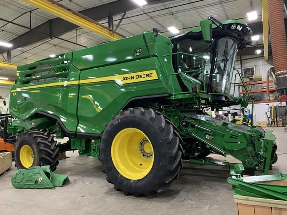 SOLD - 2022 John Deere X9 1000 Combines Class 9/10 | Tractor Zoom