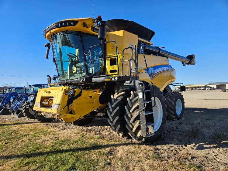 SOLD - 2022 New Holland CR7.90 Combines Class 7 | Tractor Zoom
