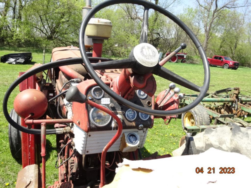Farmall 560 Tractors 40 to 99 HP for Sale | Tractor Zoom