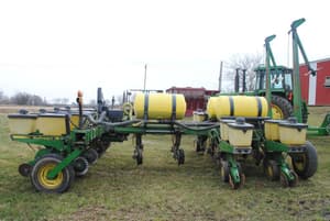 SOLD - John Deere 7200 Lot No. 146 Planting with 8 Rows | Tractor Zoom