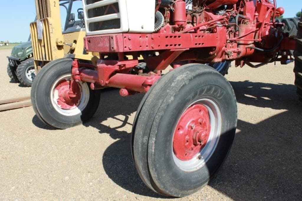 Tractor Zoom - 1963 International Harvester 560