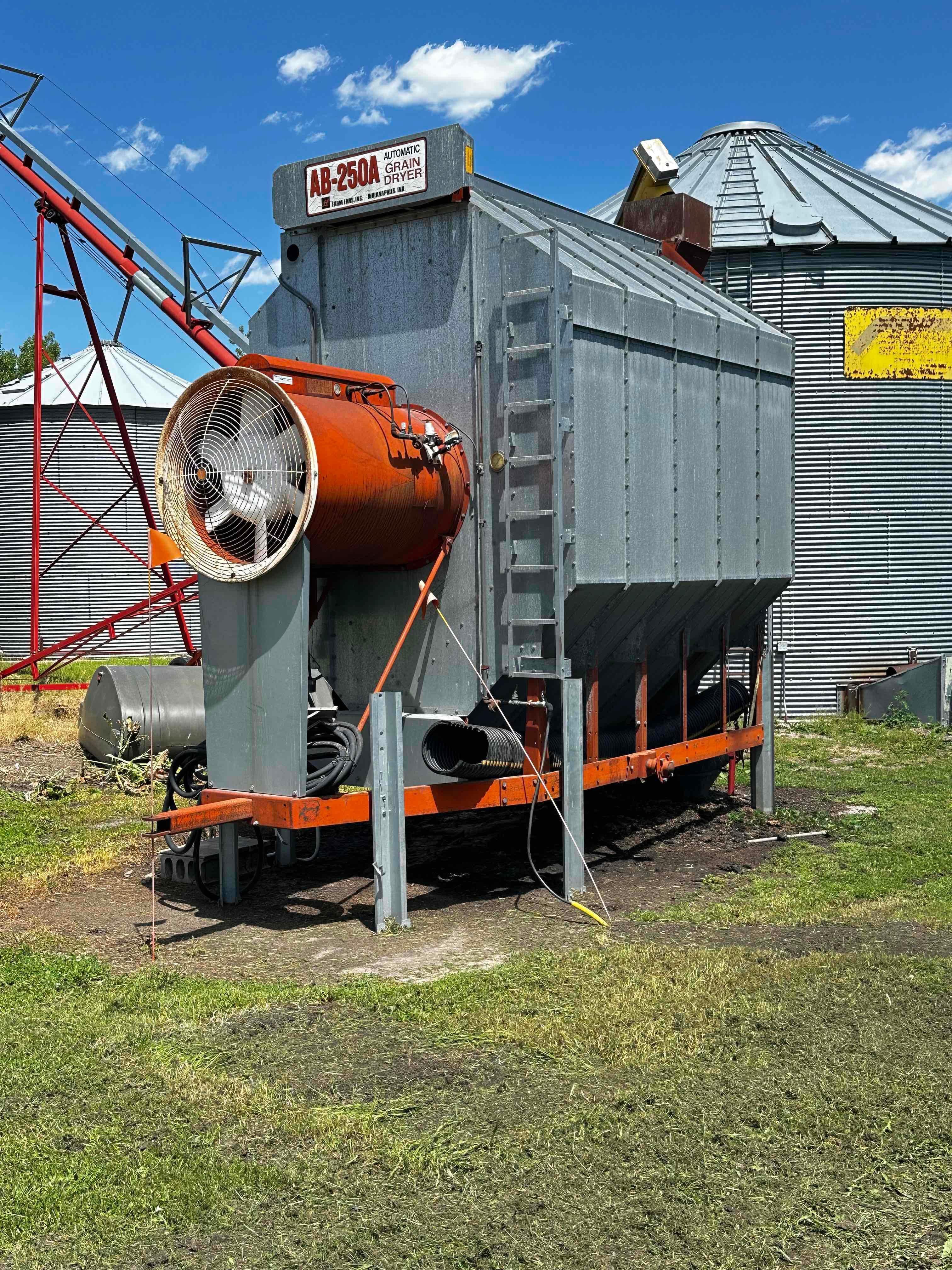 SOLD - Farm Fans AB-250A Lot No. 280GD Harvesting | Tractor Zoom