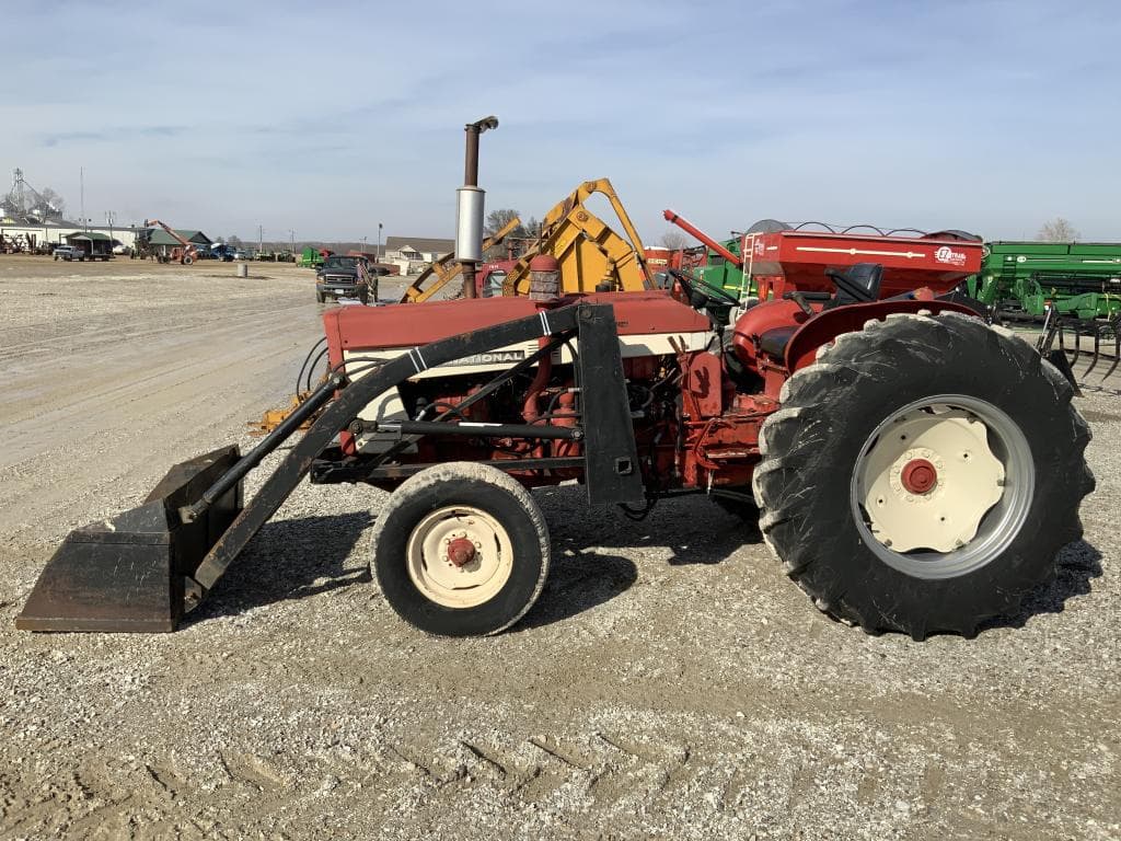 Tractor Zoom - International Harvester 606