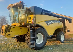 SOLD - 2002 New Holland CR940 Combine, Housed, Annual Maintenance, Ag ...