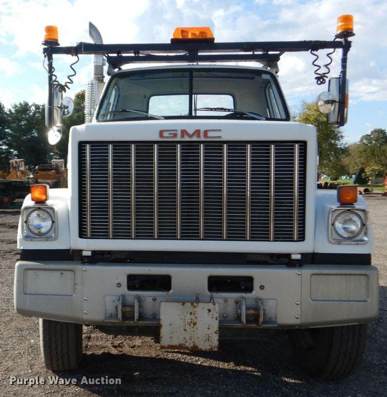 Tractor Zoom - 1985 GMC Brigadier