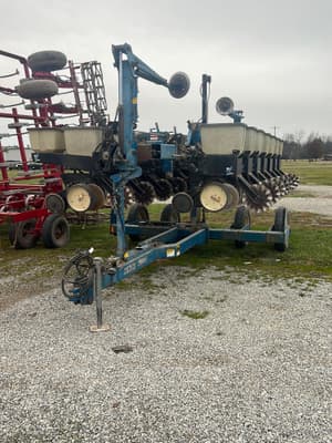 SOLD - Kinze 2500 Lot No. 18619 Planting with 15 Rows | Tractor Zoom