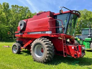 Case IH 2388 Combine, fold in bin, 4,070 engine hrs, 2,917 separator ...