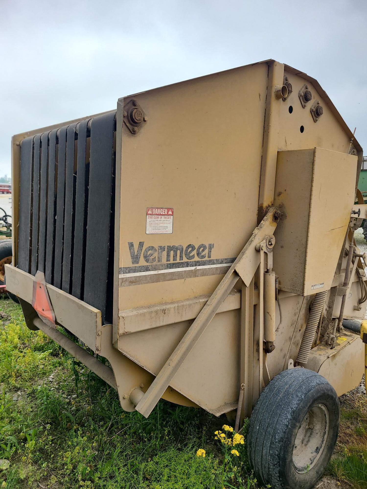 Vermeer 605H Hay and Forage Balers - Round for Sale | Tractor Zoom
