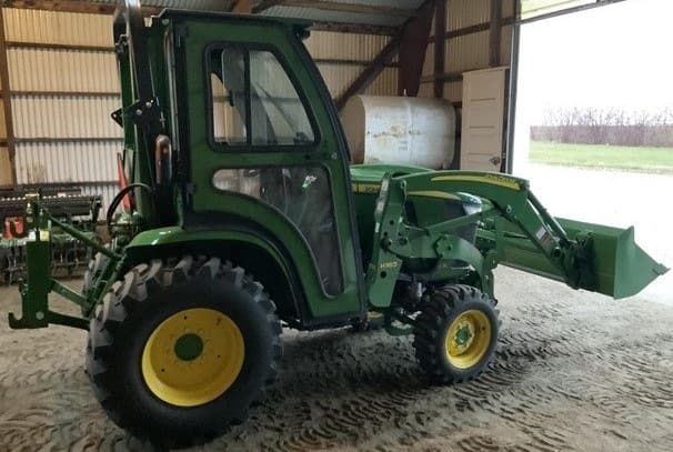 Tractor Zoom - 2017 John Deere 3046R