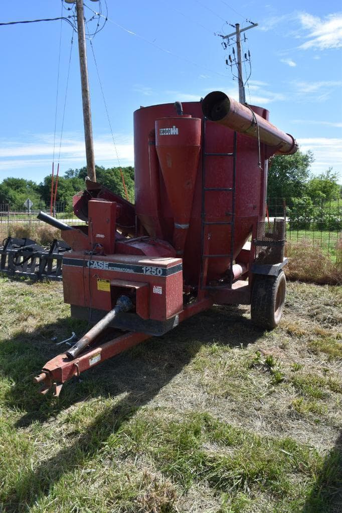 Case IH 1250 Hay and Forage Grinders/Mixers for Sale | Tractor Zoom