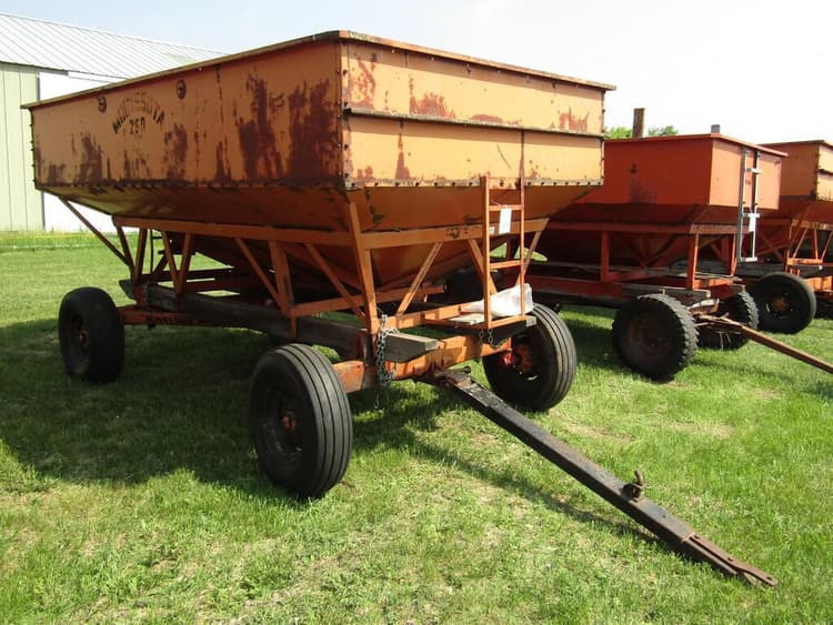 Minnesota 250 Harvesting Gravity Wagons for Sale | Tractor Zoom
