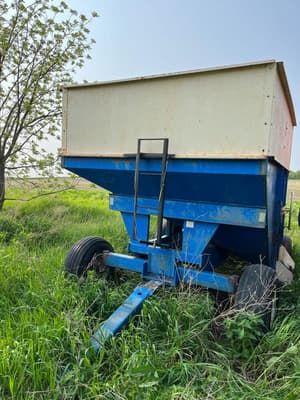 SOLD - DMI D400 280 bu gravity wagon on DMI running gear with 12.5 15 ...
