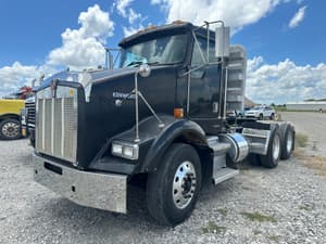 SOLD - 2001 Kenworth 800 Lot No. 25445 Other Equipment with 648,305 mi ...
