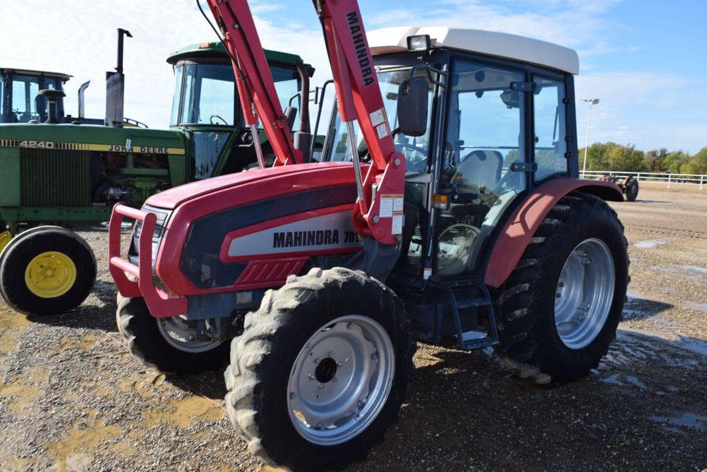 Tractor Zoom - Mahindra 7010