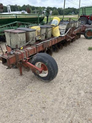 SOLD - Case 900 12 Row Planter Planting with 12 Rows | Tractor Zoom