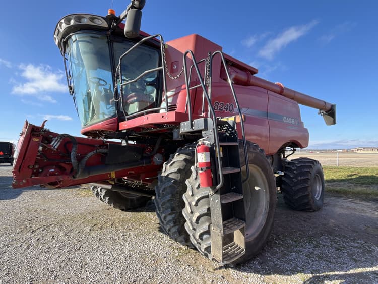 2015 Case IH 8240 Combines Class 8 for Sale | Tractor Zoom