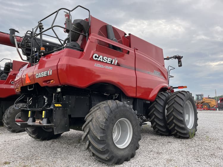 Case IH 8250 Combines Class 8 for Sale | Tractor Zoom
