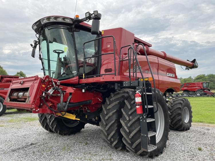 Case IH 8250 Combines Class 8 for Sale | Tractor Zoom