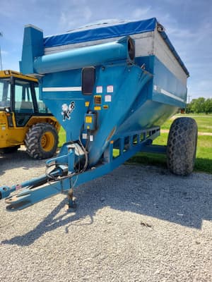 SOLD - Kinze 440 auger wagon w/roll tarp, holds 600 bushel, turf tires ...