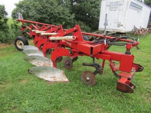 SOLD - Wil-Rich 2900 Lot No. 1130 Tillage with 4 Bottoms | Tractor Zoom