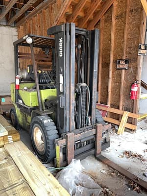 SOLD - Clark GPX40E Lot No. 12 Construction with --- Hrs | Tractor Zoom