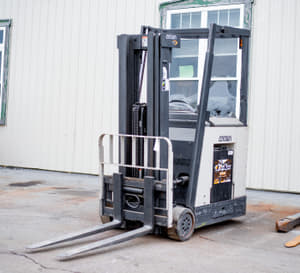 SOLD - Crown RC3020-30 Lot No. 209 Construction with 3,800 Hrs ...