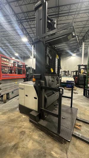 SOLD - Crown SP3520-30 Lot No. PF9990 Construction with 6,611 Hrs ...