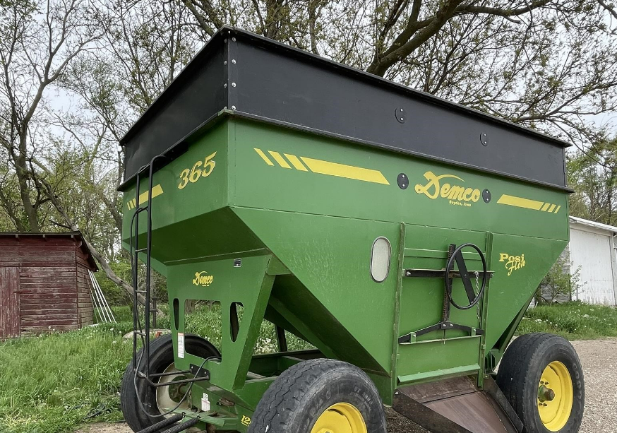 SOLD - Demco 365 Lot No. a383132d-0f69-11ed-9544-0246304ce823 Harvesting | Tractor Zoom