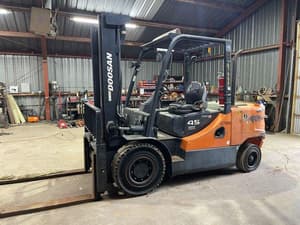 SOLD - DOOSAN 45 PNEUMATIC TIRE FORKLIFT Construction with --- Hrs ...