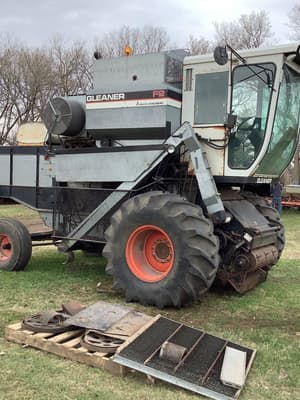SOLD - F2 Gleaner combine Combines with --- Hrs | Tractor Zoom