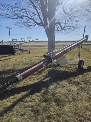 SOLD - Farm King 1031 Lot No. 13 Harvesting with 31 Ft | Tractor Zoom
