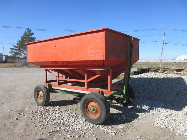 Farm King 200 Harvesting Gravity Wagons for Sale | Tractor Zoom