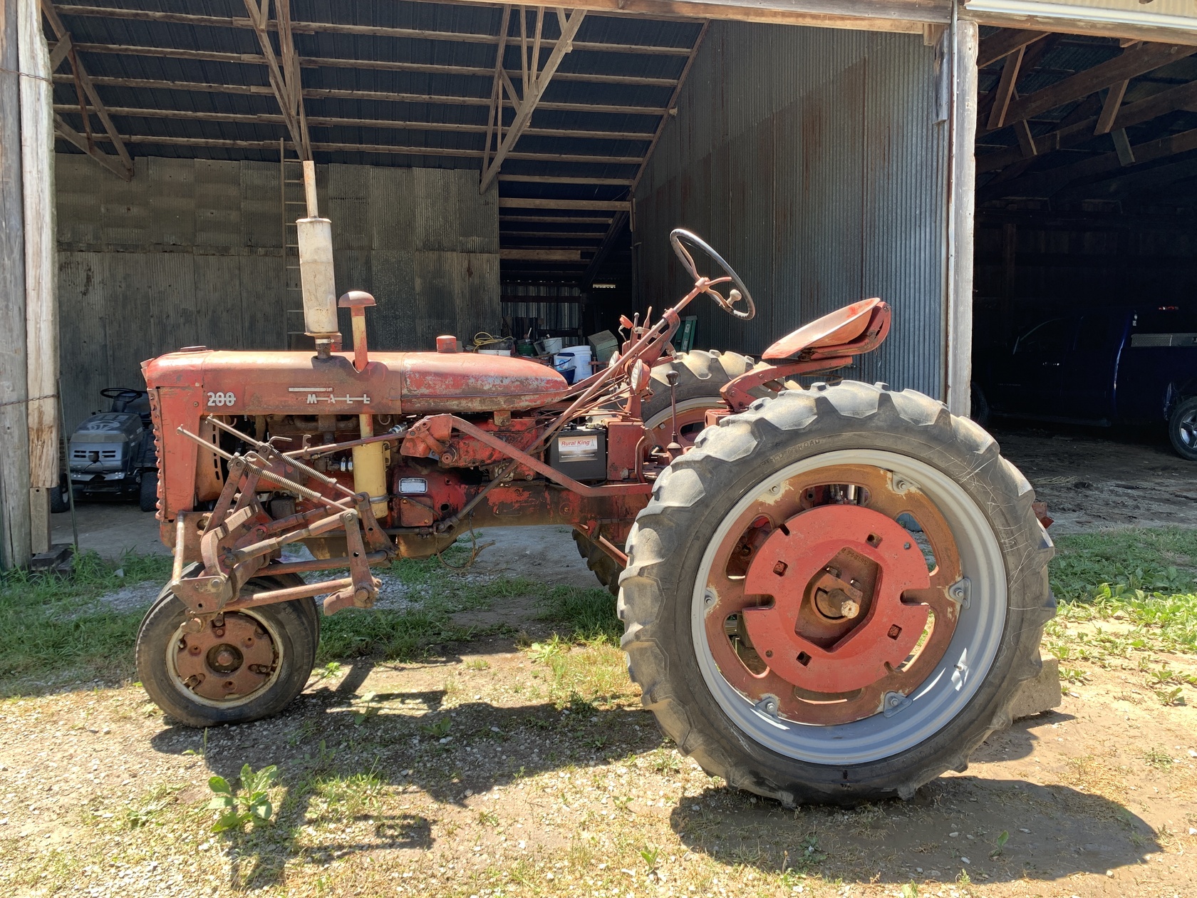 SOLD - Farmall 200 Lot No. 7b8a11a8-02c6-11ed-9544-0246304ce823 ...