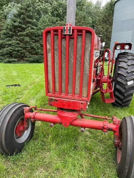 Farmall 806 Lot No. 30 Tractors For Sale with 8,114 Hrs | Tractor Zoom
