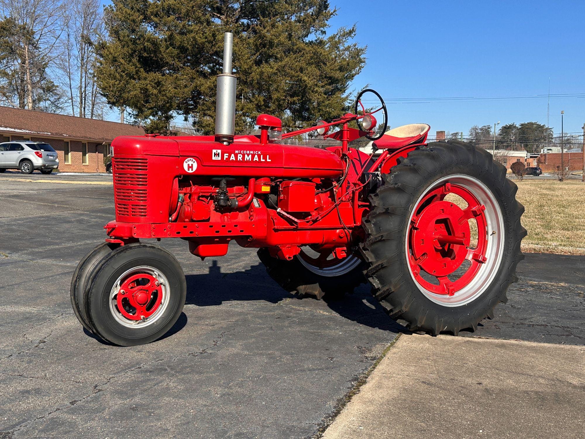 SOLD - Farmall Super H Lot No. 6261884 Tractors with 32 HP | Tractor Zoom
